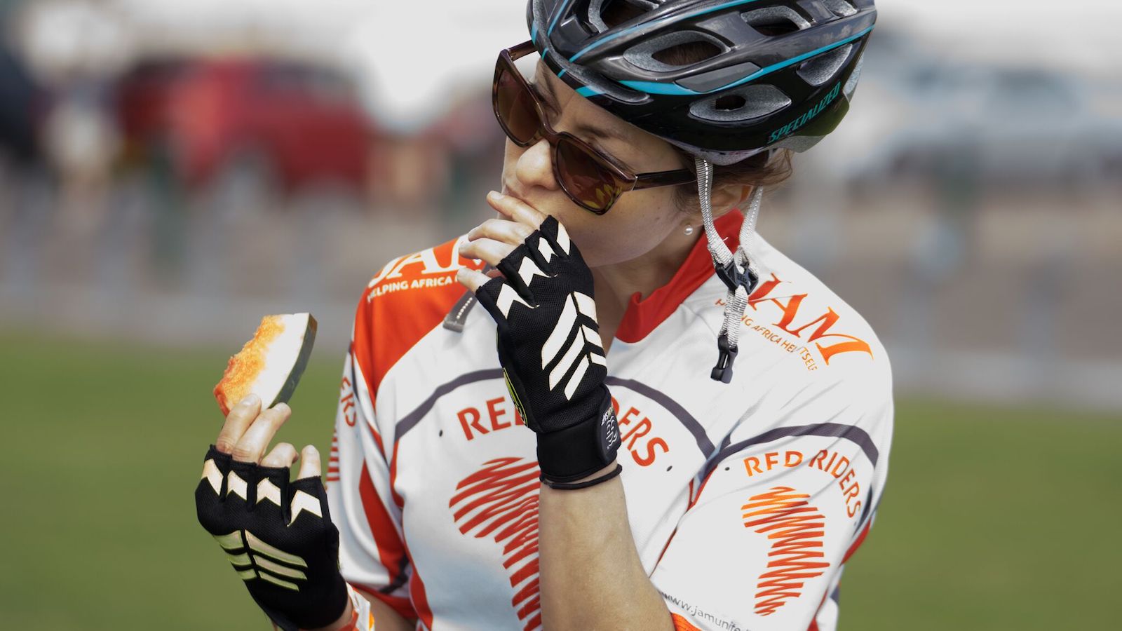 These reflective signal cycling gloves have 3M reflective signaling arrows