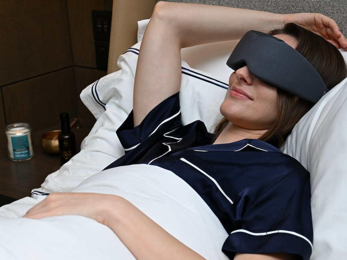 This sleep aid mask has a lightweight design that provides no eye pressure