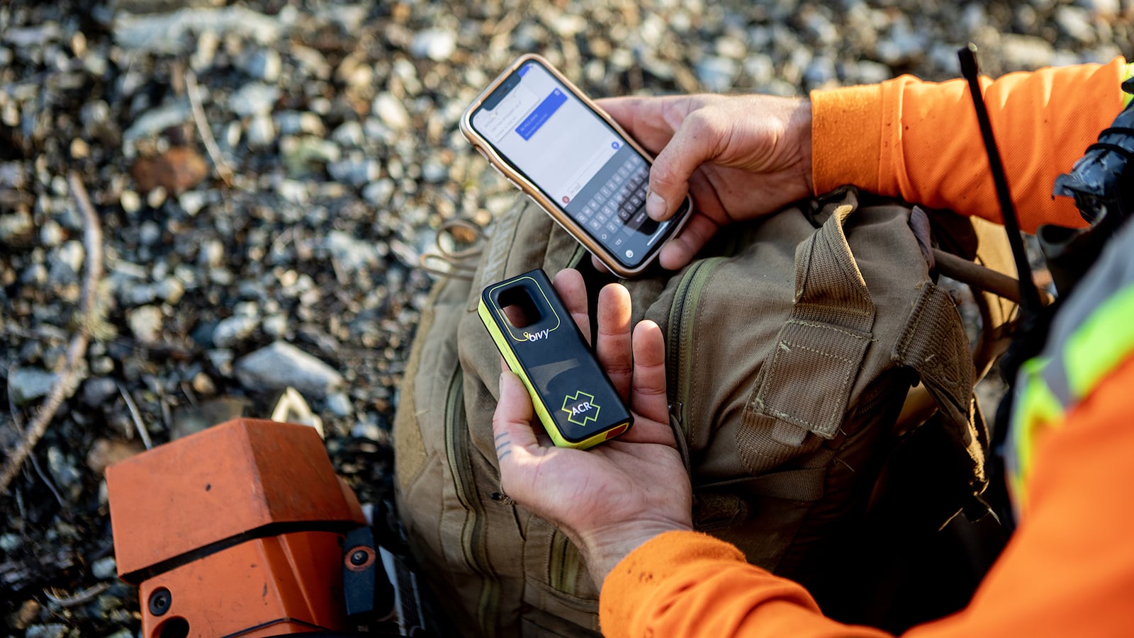 This stick satellite communicator ensures communications in remote areas