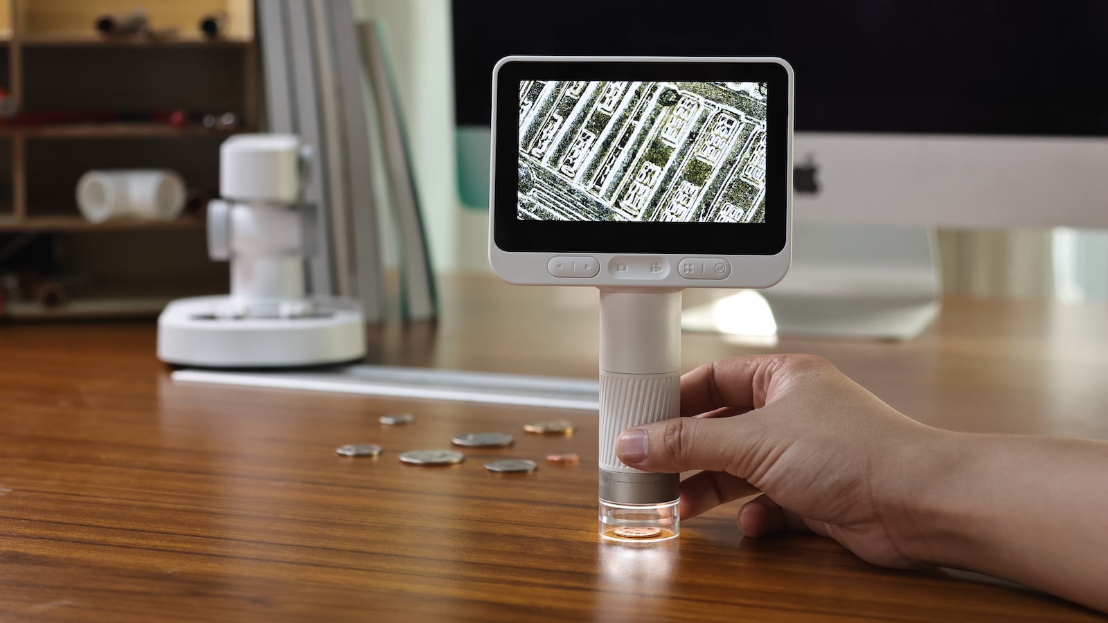 This detachable digital microscope has hybrid zoom & 1600x magnification