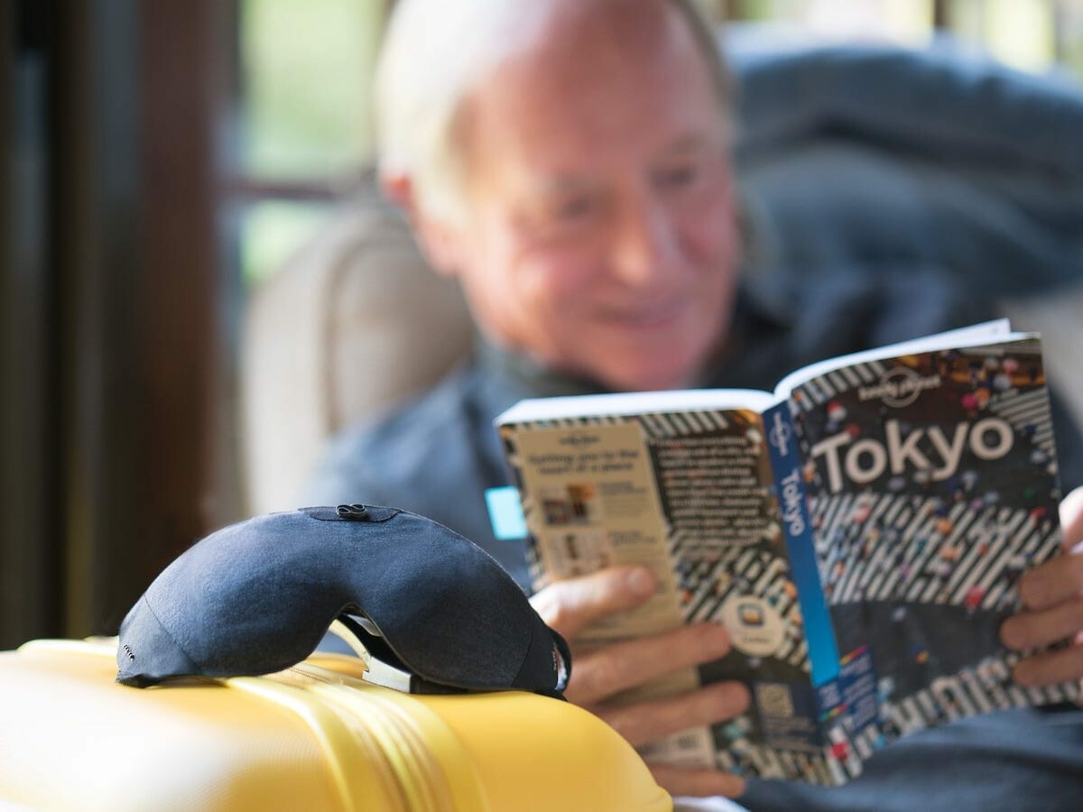 This smart travel mask helps you combat jet lag