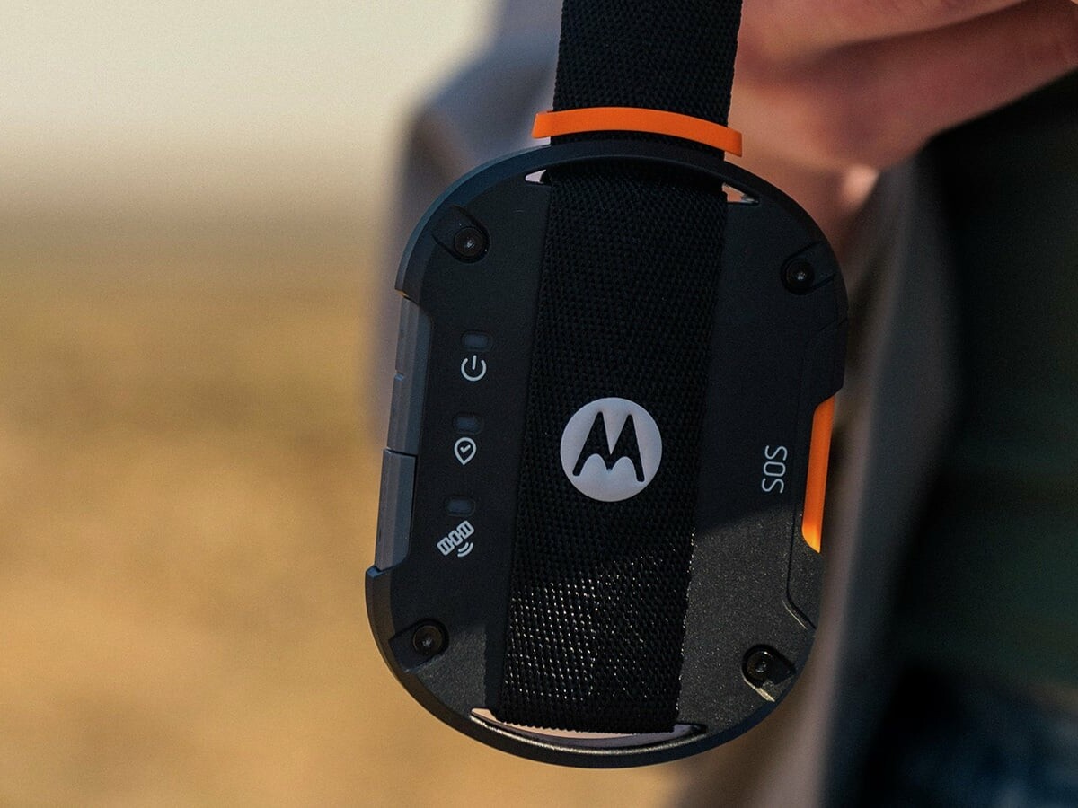 The motorola defy satellite link keeps you connected