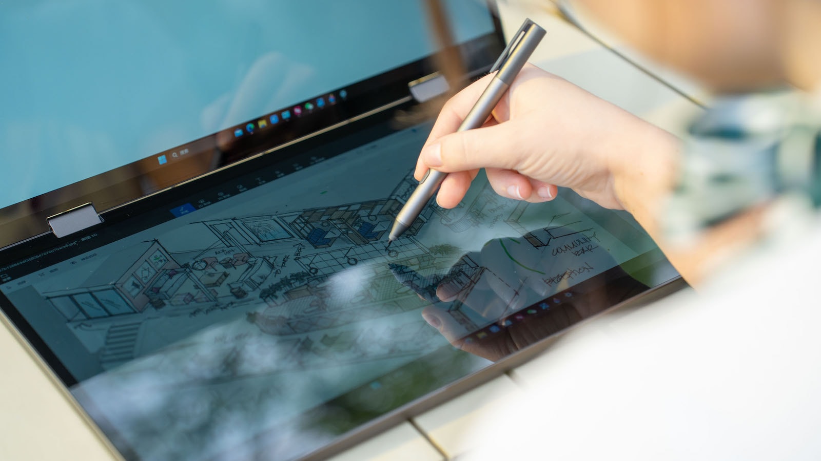 These flexible dual monitors boast a lightweight and portable design