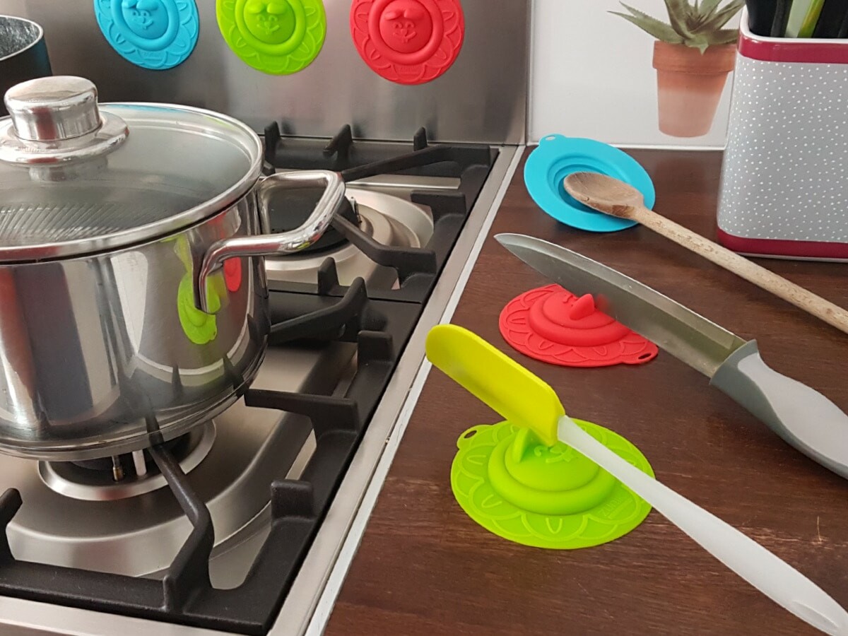 This multifunctional hermetic lid keeps your coffee hot and more