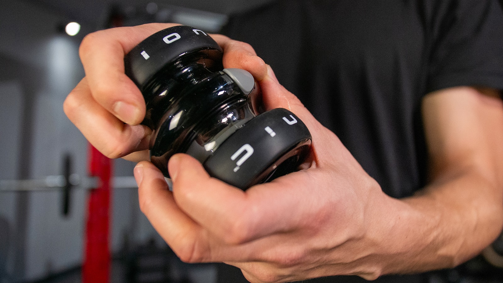 This gyroscopic exercise trainer builds upper-body strength