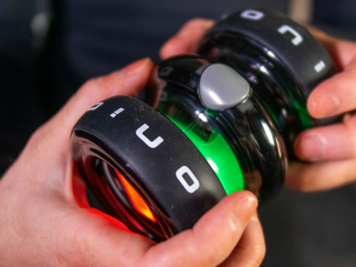 This gyroscopic exercise trainer builds upper-body strength