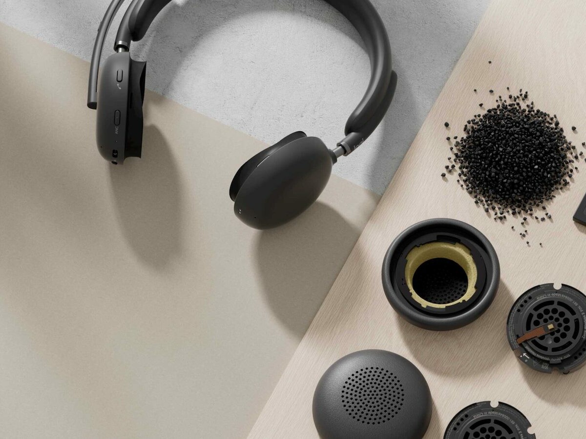 The Logitech Zone Wireless 2 AI-powered headset allows noise-free calls