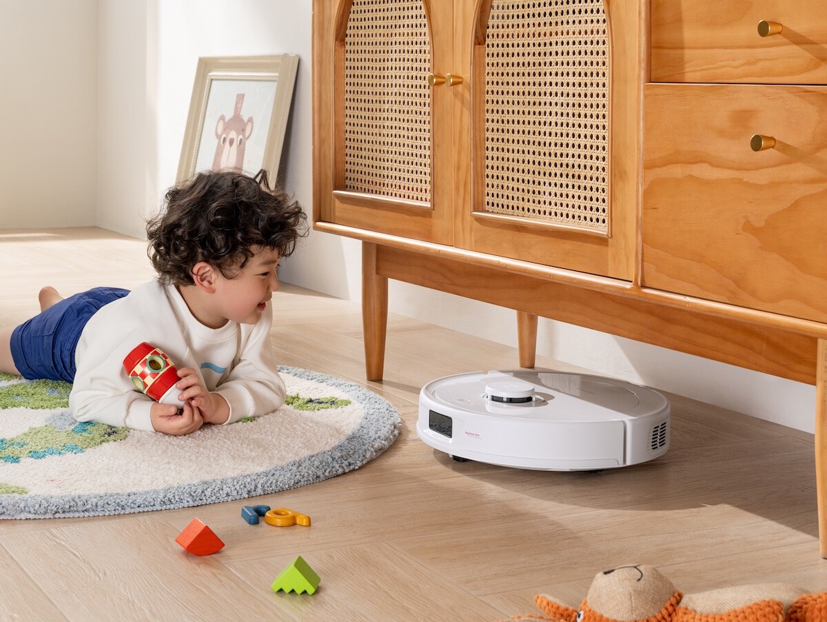 This smart AI robot vacuum cleaner offers powerful navigation and cleaning
