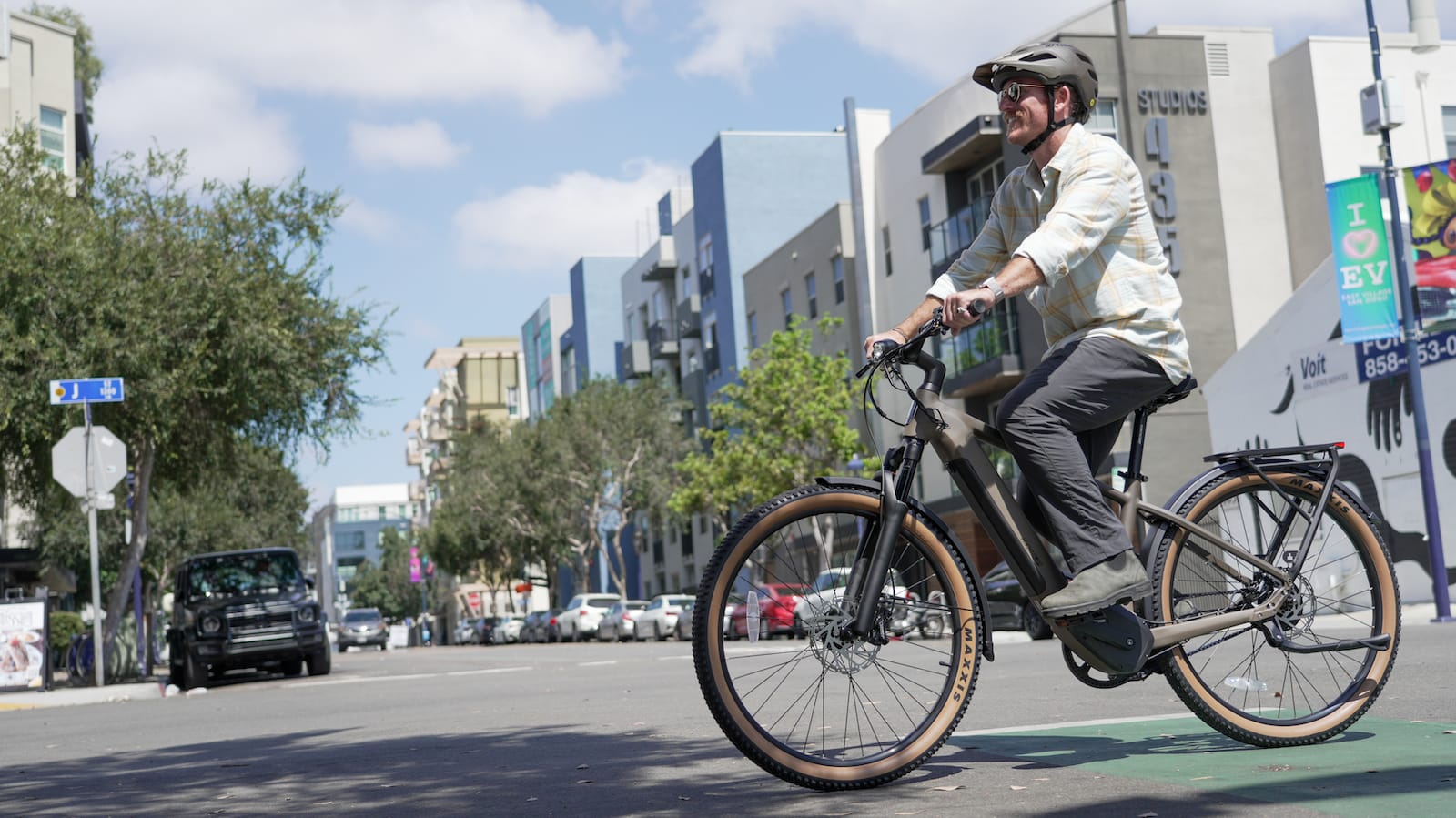 This mid-drive motor eBike has a 30–50-mile range