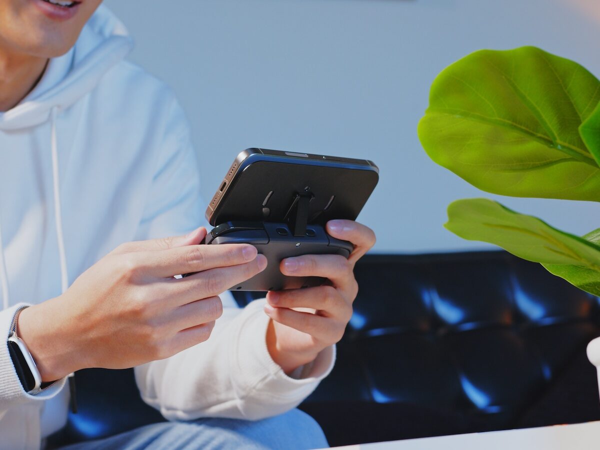 MCON Magnetically-Attached Mobile Gaming Controller by Ohsnap