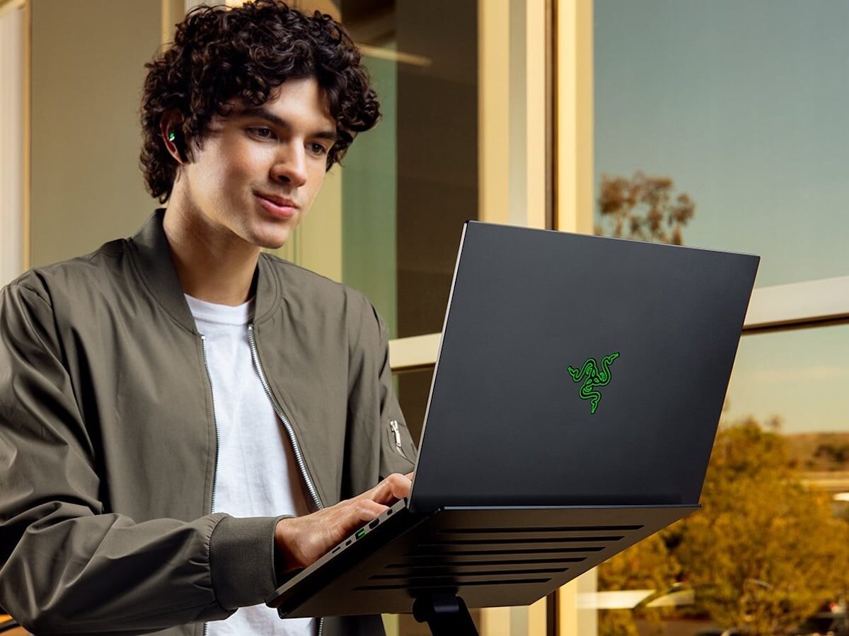 Razer Blade 14 (2025) is super easy to carry