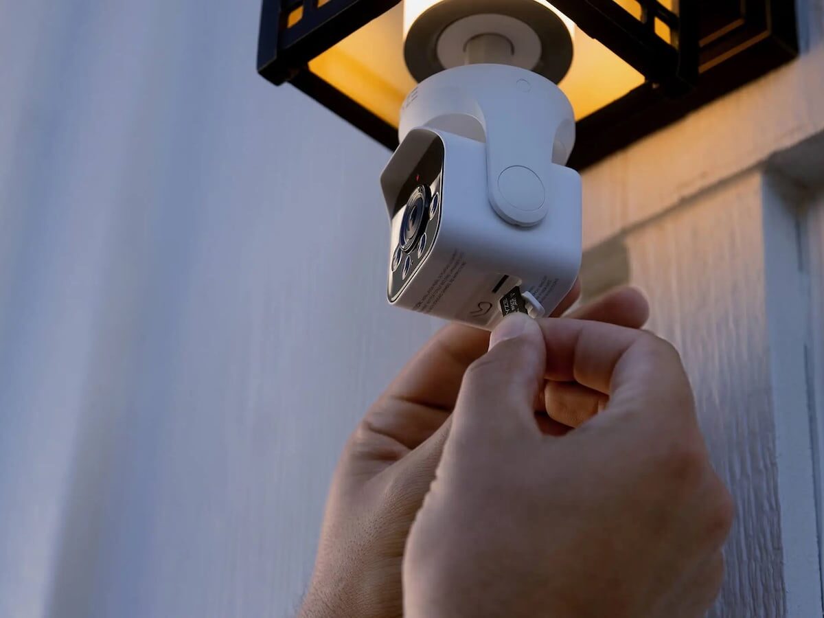 Wyze Bulb Cam is a 2-in-1 outdoor security camera!